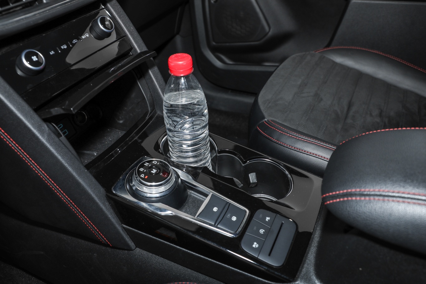 【锐际EcoBoost 245 四驱纵享款 ST-Line Pro前排杯架图片-汽车图片大全】-易车