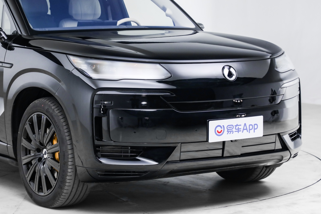 【腾势N92.0T 202km 旗舰型前格栅侧俯拍图片-汽车图片大全】-易车