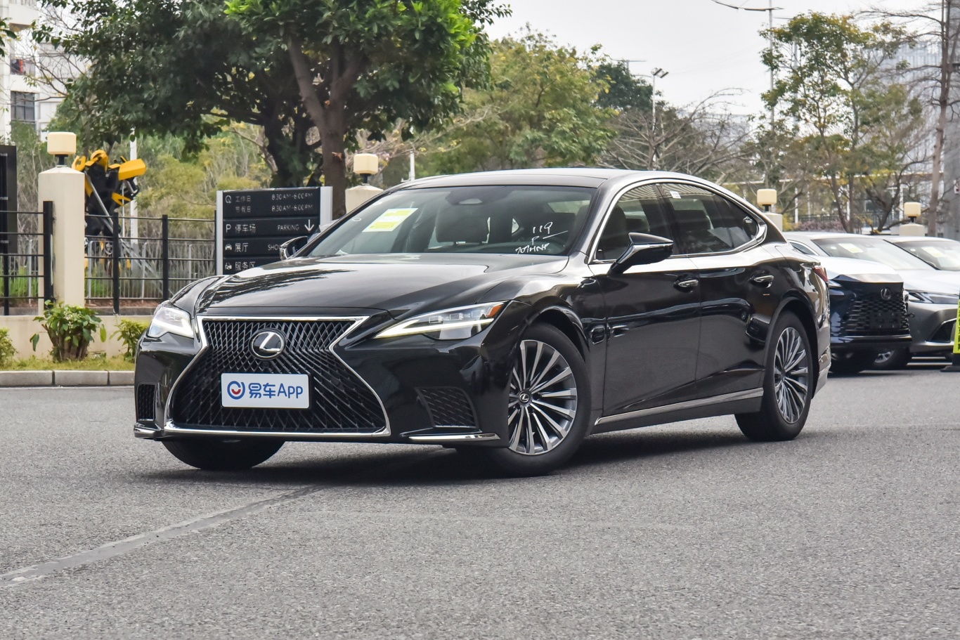 【雷克萨斯LS500h 豪华版侧前45度车头向左水平图片-汽车图片大全】-易车