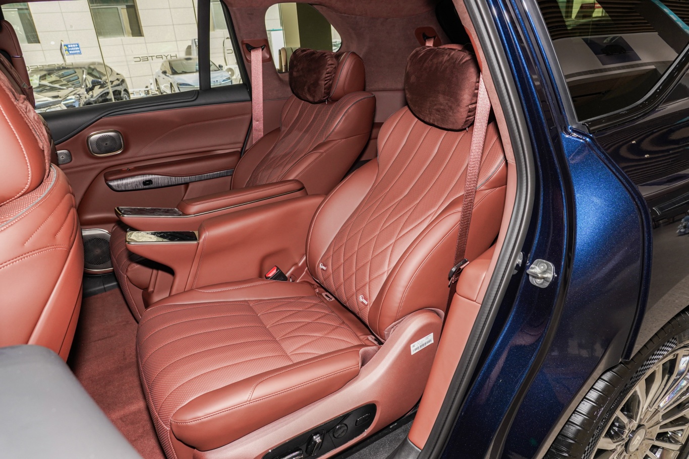 【昊铂HL纯电版 750km 后驱Max激光雷达版 6座后排空间图片-汽车图片大全】-易车