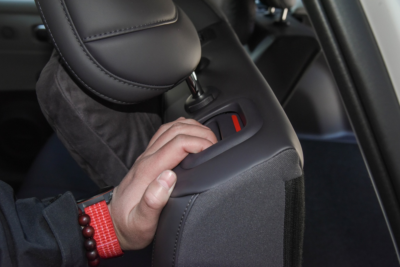 【零跑B10600km 激光雷达版后排功能图片-汽车图片大全】-易车