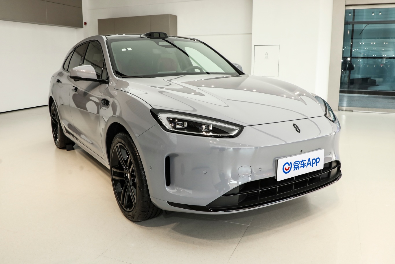 【问界M5增程版 230km Ultra 四驱版侧前45度车头向右水平图片-汽车图片大全】-易车