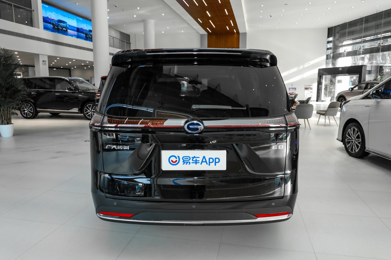 【传祺E8新能源2.0L 150km PRO+正后水平图片-汽车图片大全】-易车