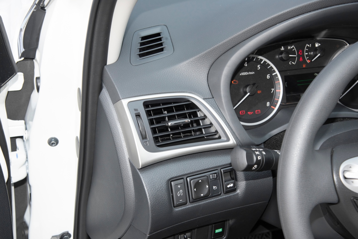 【轩逸改款 经典 1.6L XE 大屏版主驾驶位图片-汽车图片大全】-易车