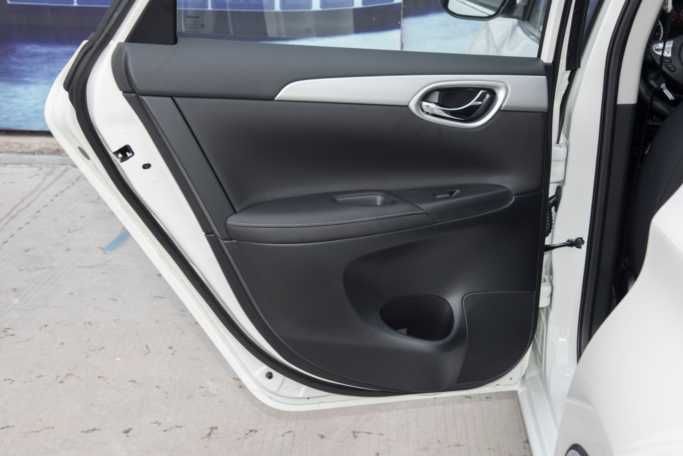 【轩逸改款 经典 1.6L XE 大屏版后排功能图片-汽车图片大全】-易车