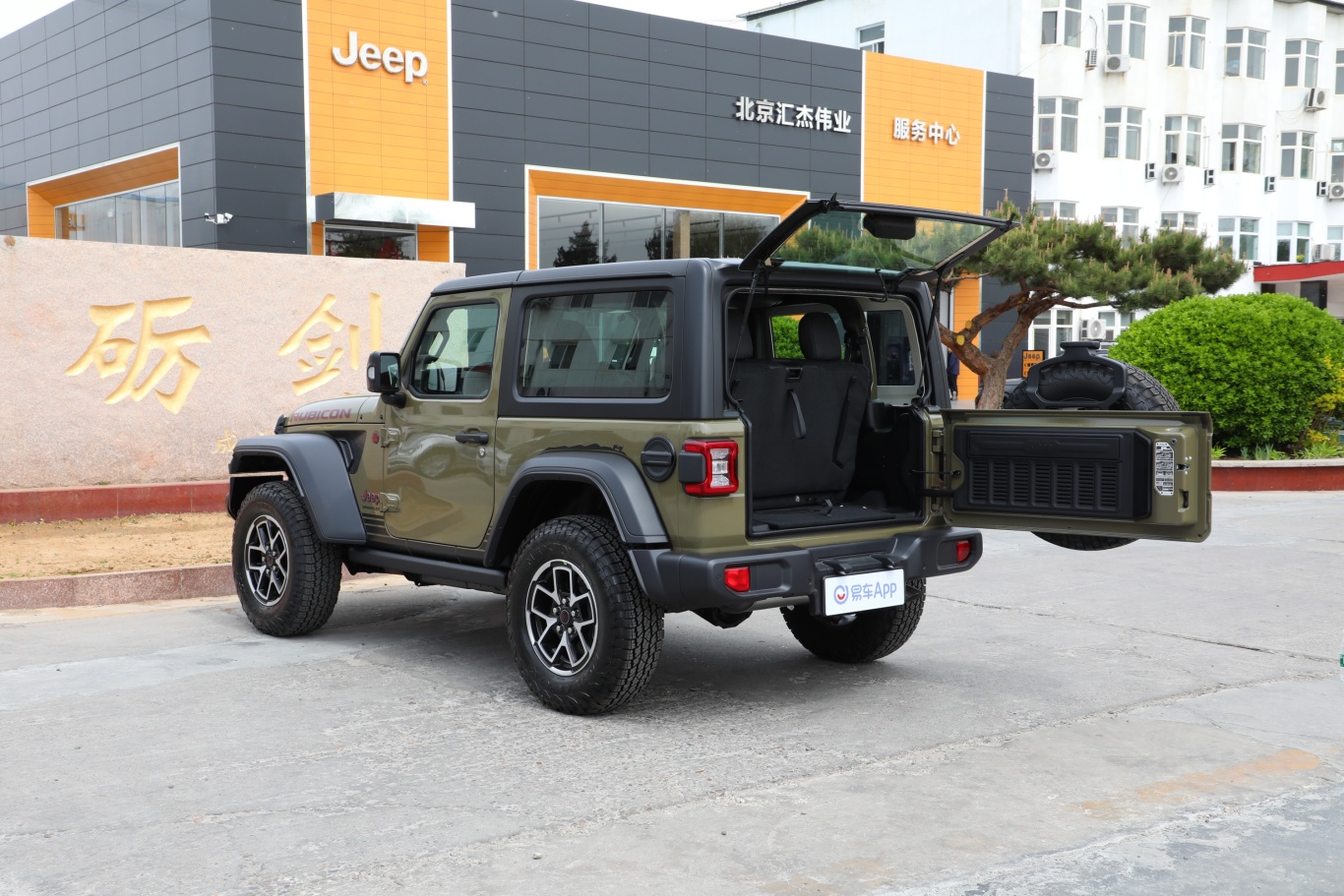 【牧马人2.0T 41致敬两门版后备厢开启45度侧拍图片-汽车图片大全】-易车