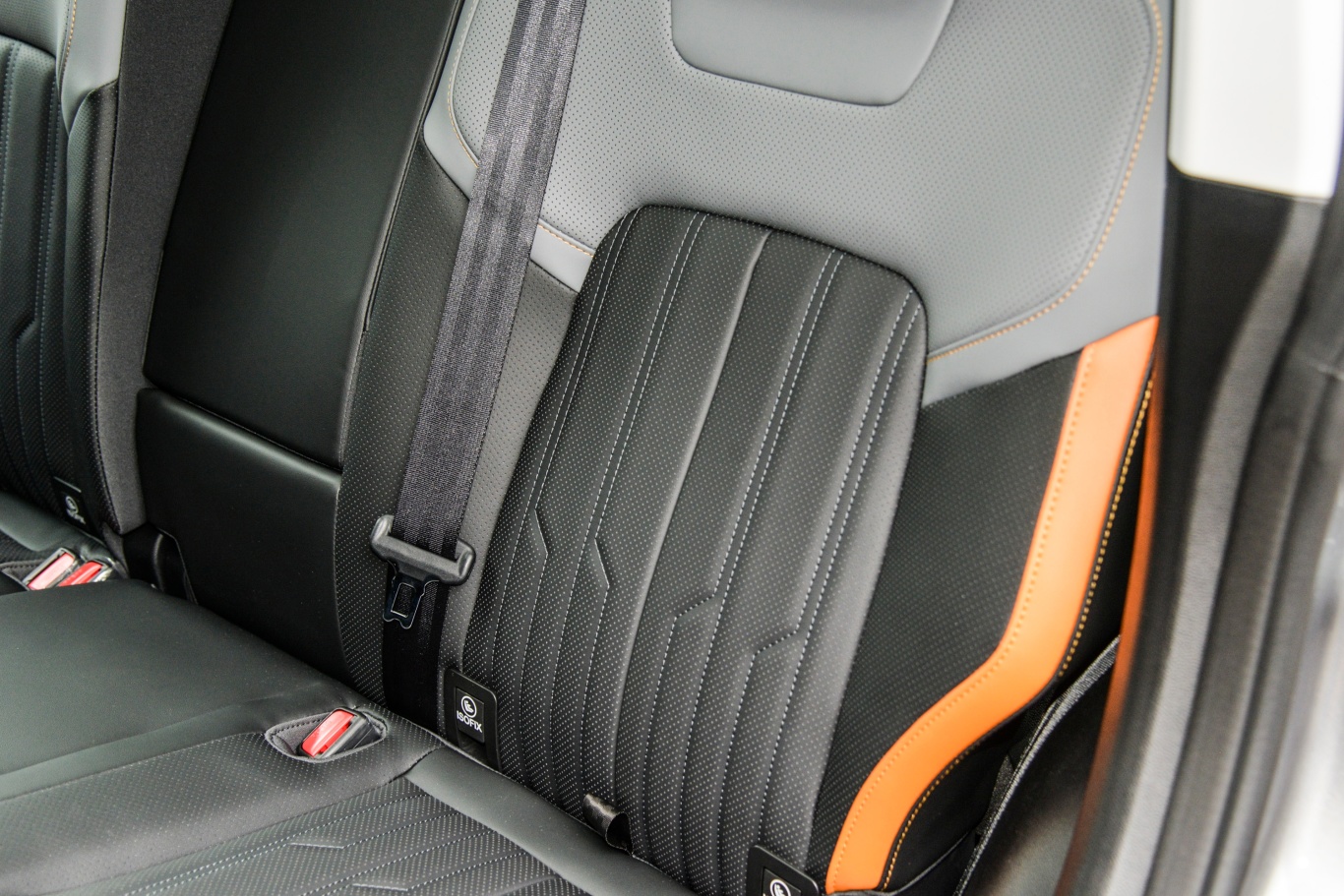 【北京越野BJ40增程152km 标准版后排空间图片-汽车图片大全】-易车