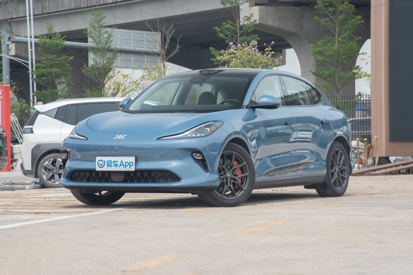 【智己LS6剧院版 750km 四驱超强性能灵蜥智享版侧前45度车头向左水平图片-汽车图片大全】-易车