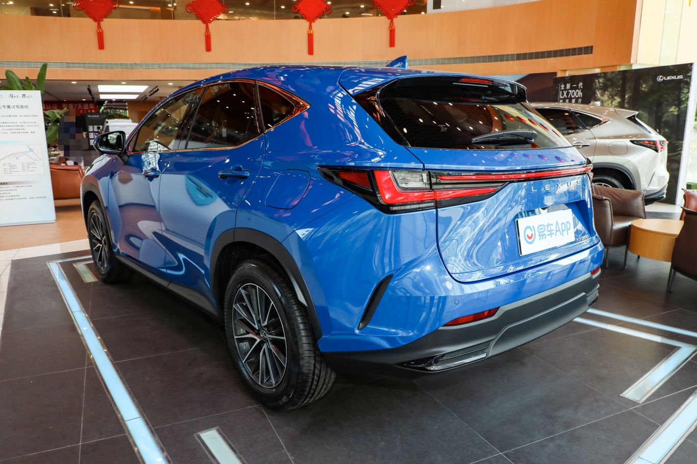 【雷克萨斯NX260 两驱特别版侧后45度车头向左水平图片-汽车图片大全】-易车