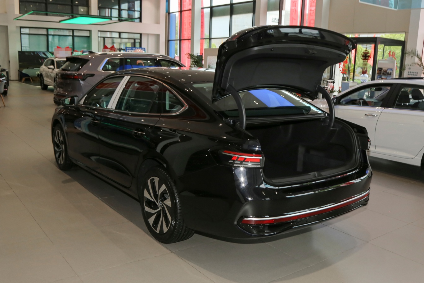 【帕萨特Pro 300TSI 龙耀版后备厢开启45度侧拍图片-汽车图片大全】-易车