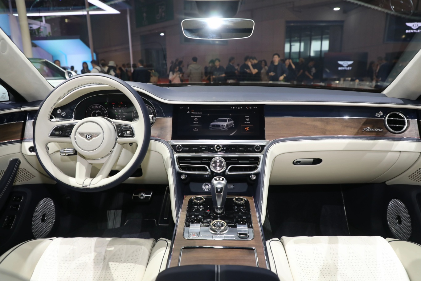 【飞驰4.0T V8 雅度版前排图片-汽车图片大全】-易车