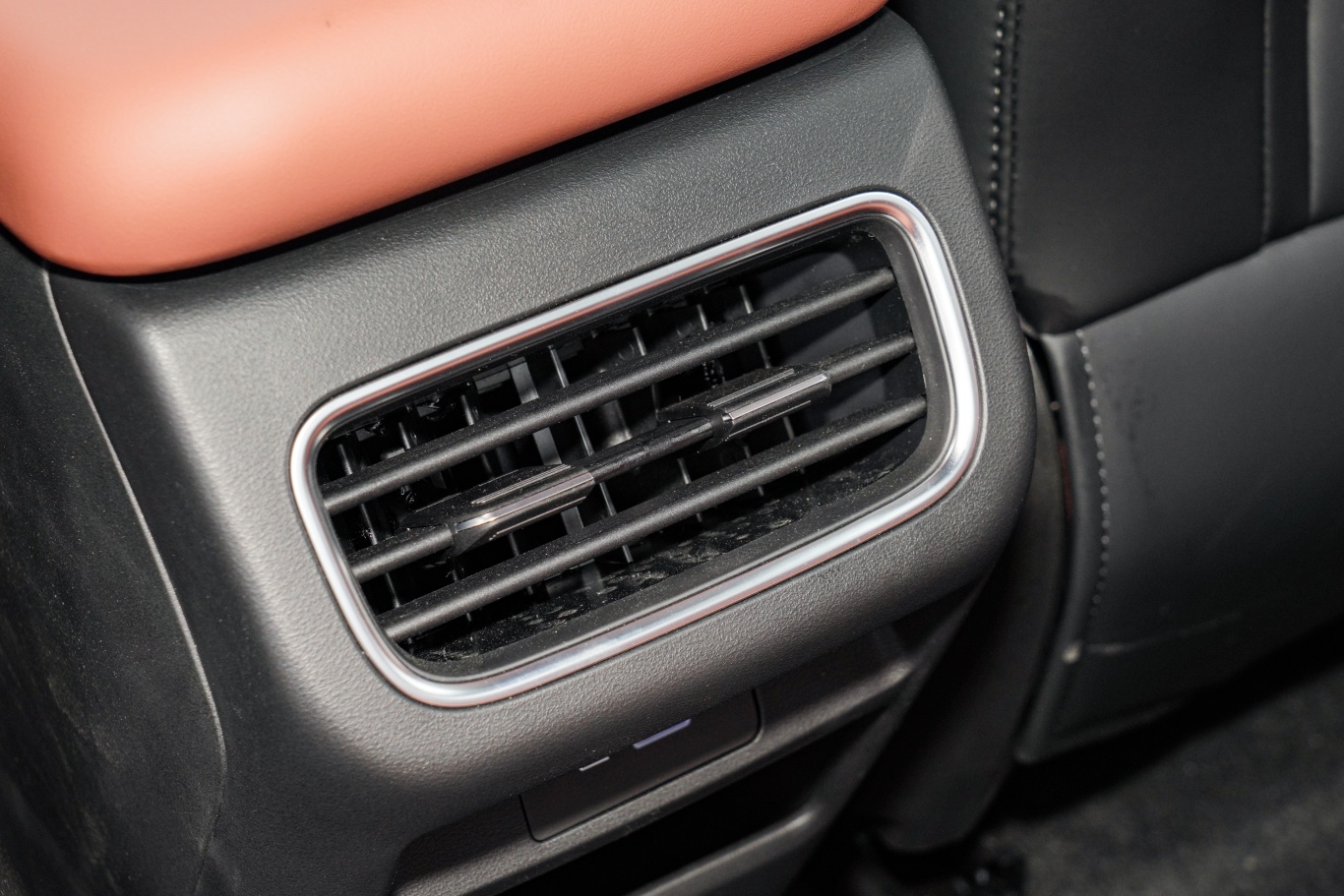 【银河L6EM-i 1.5L 60km 探索版后排(第二排)出风口图片-汽车图片大全】-易车