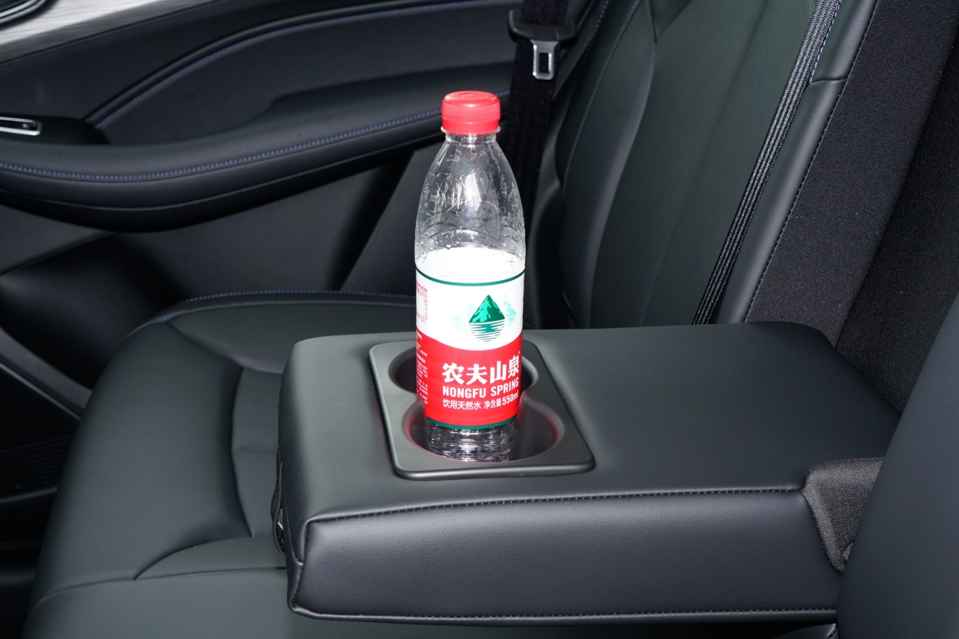 【荣威RX5改款 PLUS 330TGI 双离合领潮智惠版后排(第二排)杯架图片-汽车图片大全】-易车