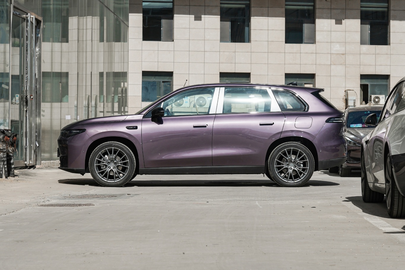 【零跑C10纯电版 605km 605悦享版正侧车头向左水平图片-汽车图片大全】-易车