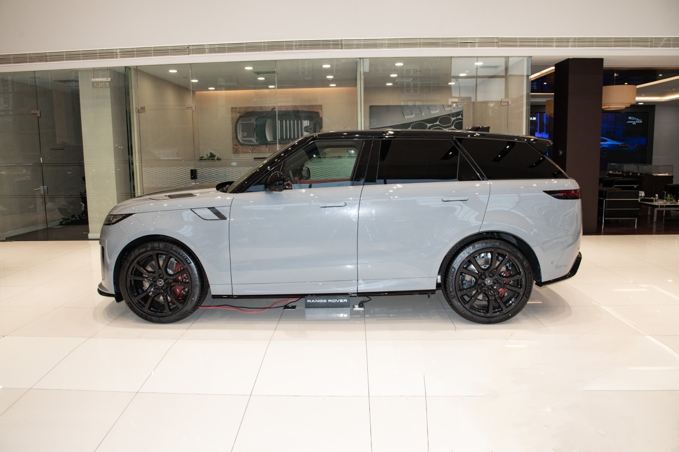 【揽胜运动4.4T SV Edition Two正侧车头向左水平图片-汽车图片大全】-易车