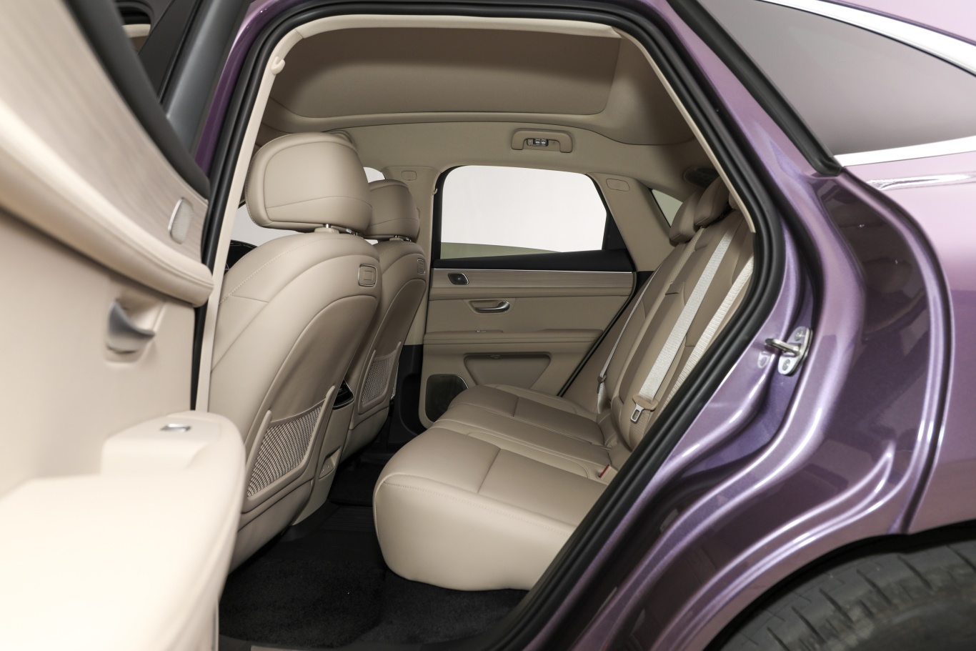 【问界M5增程版 230km Ultra 四驱版后排空间图片-汽车图片大全】-易车