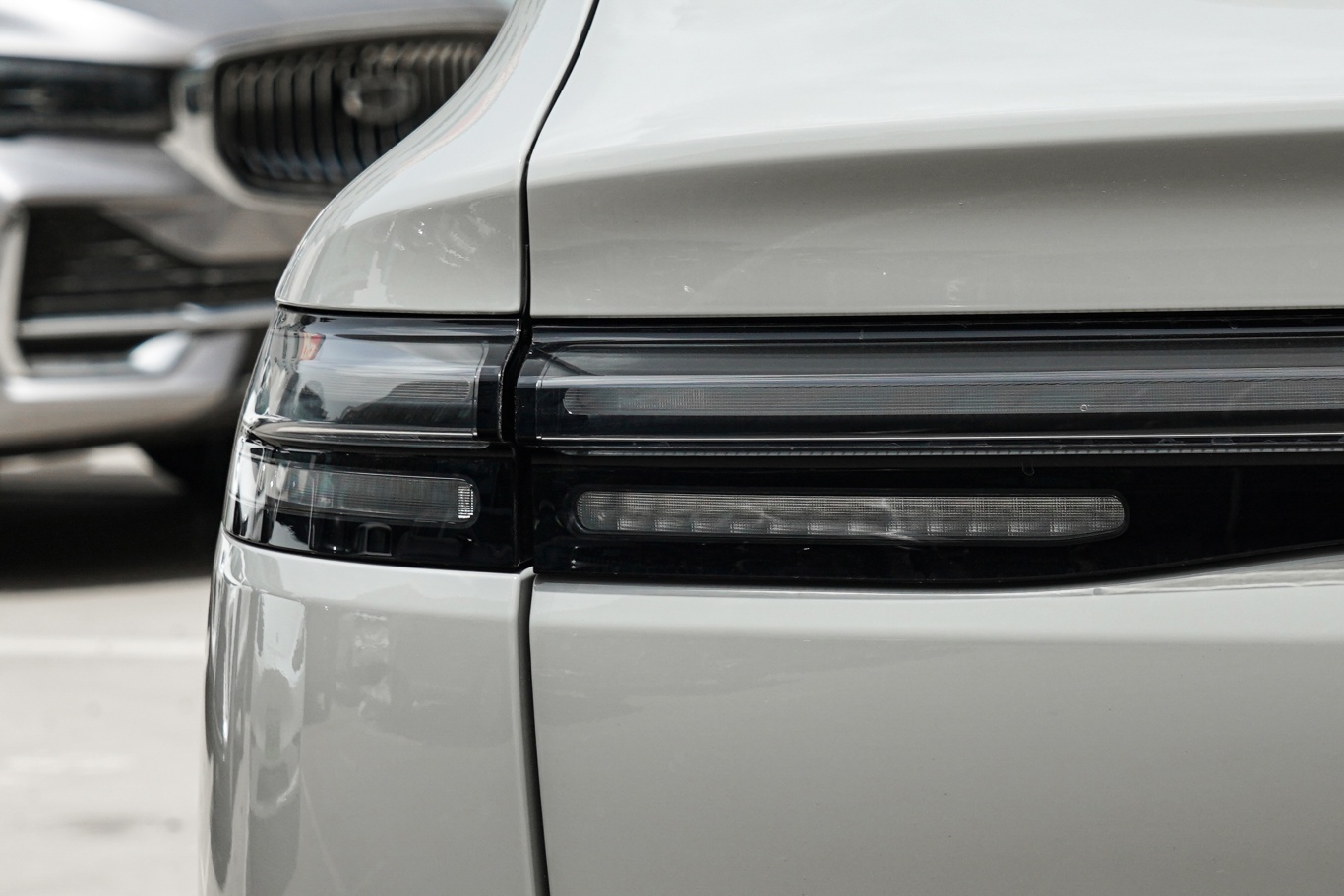 【零跑C10纯电版 605km 605激光雷达版尾灯侧45度俯拍图片-汽车图片大全】-易车