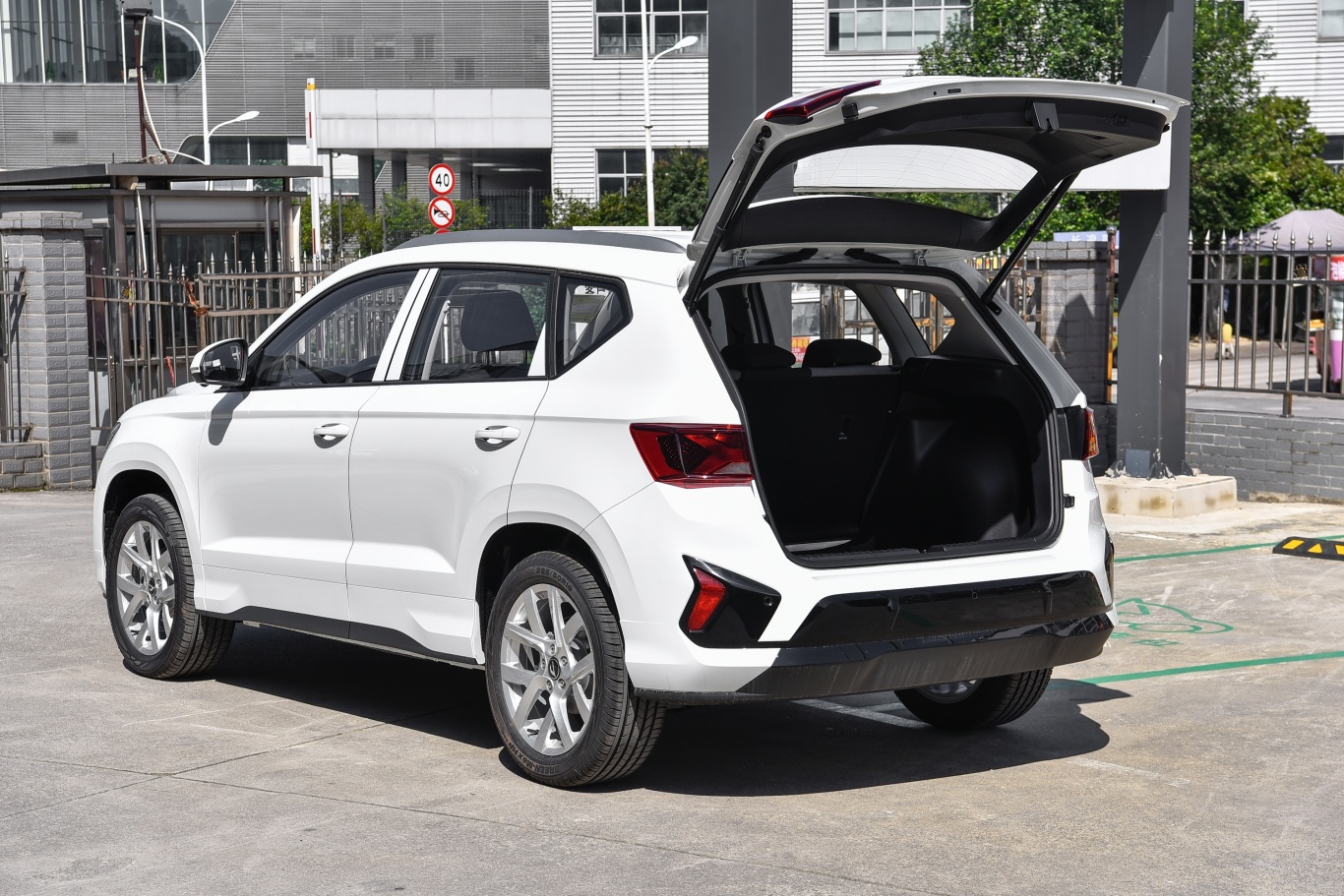 【捷达VS5280TSI 自动好运Plus版后备厢开启45度侧拍图片-汽车图片大全】-易车
