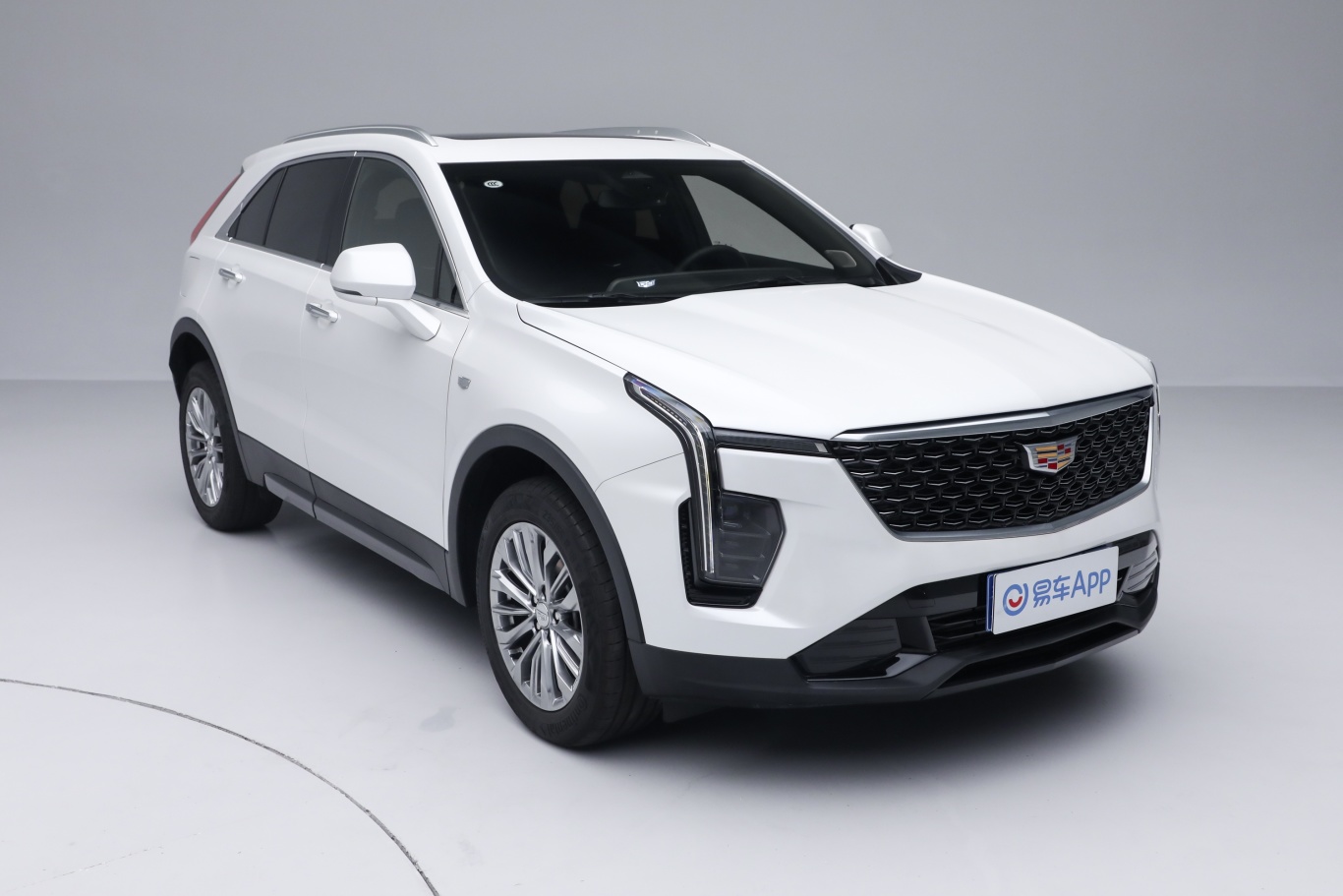 【凯迪拉克XT4改款 28T 两驱豪华型侧前45度车头向右水平图片-汽车图片大全】-易车