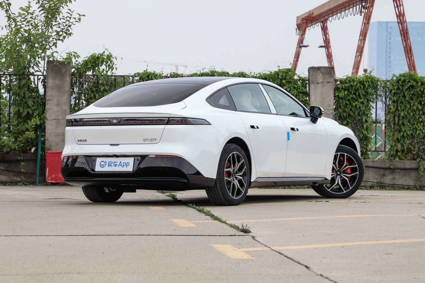 【eπ007纯电版 650km 后驱Pro巡航版侧后45度车头向右水平图片-汽车图片大全】-易车