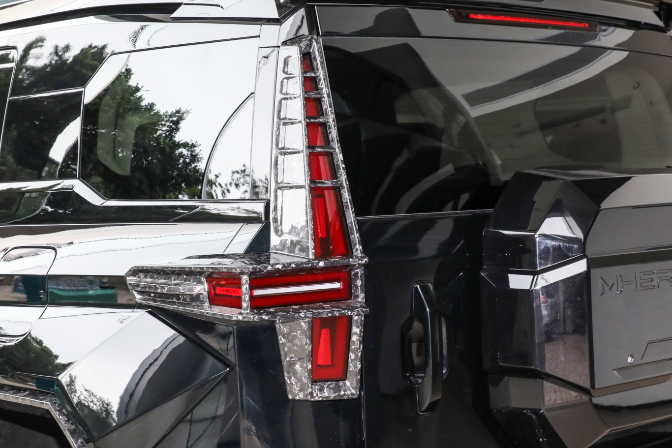 【猛士917增程版 200km 蛟龙战甲加长版尾灯侧45度俯拍图片-汽车图片大全】-易车