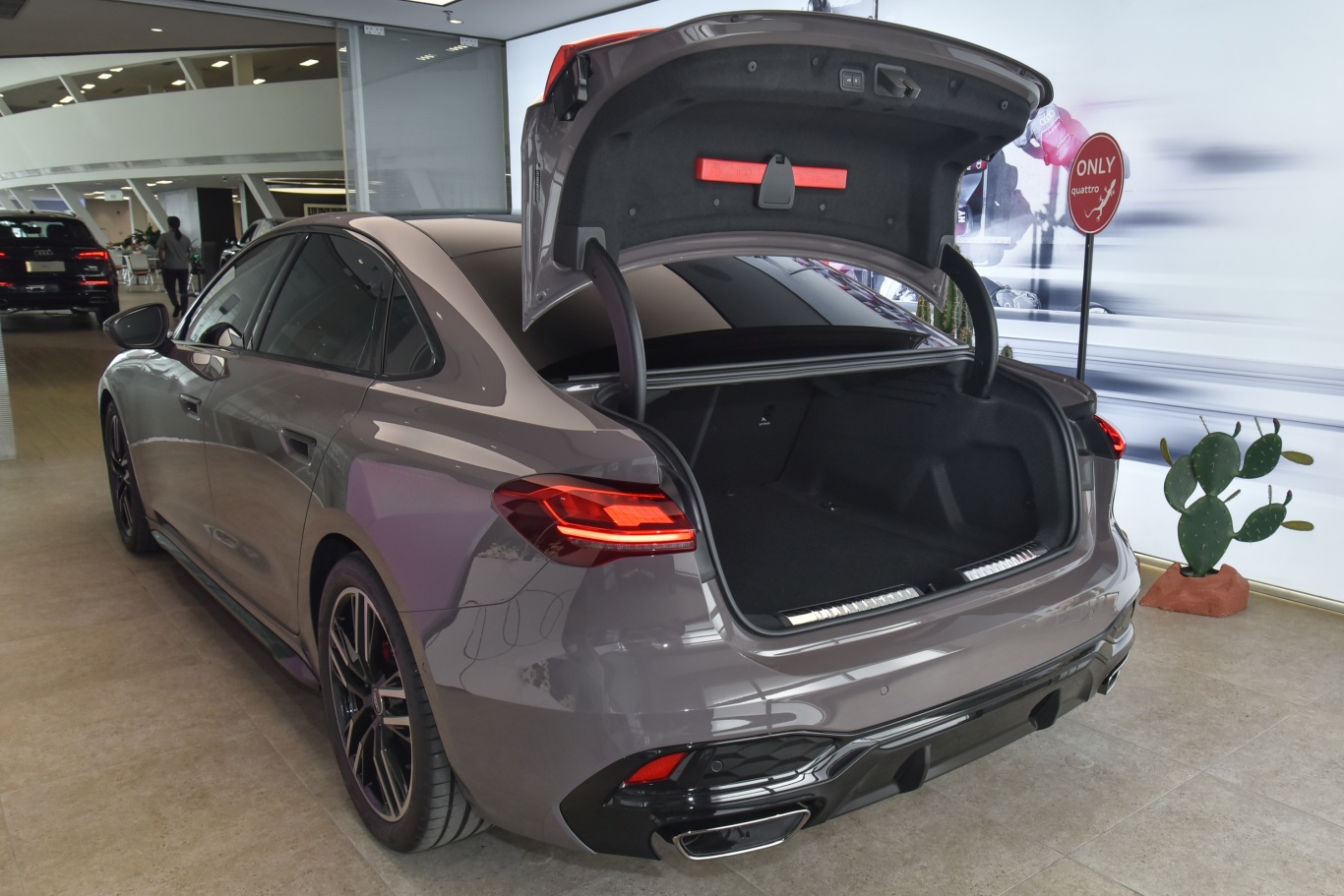 【奥迪A5L2.0T 运动版 quattro后备厢开启45度侧拍图片-汽车图片大全】-易车