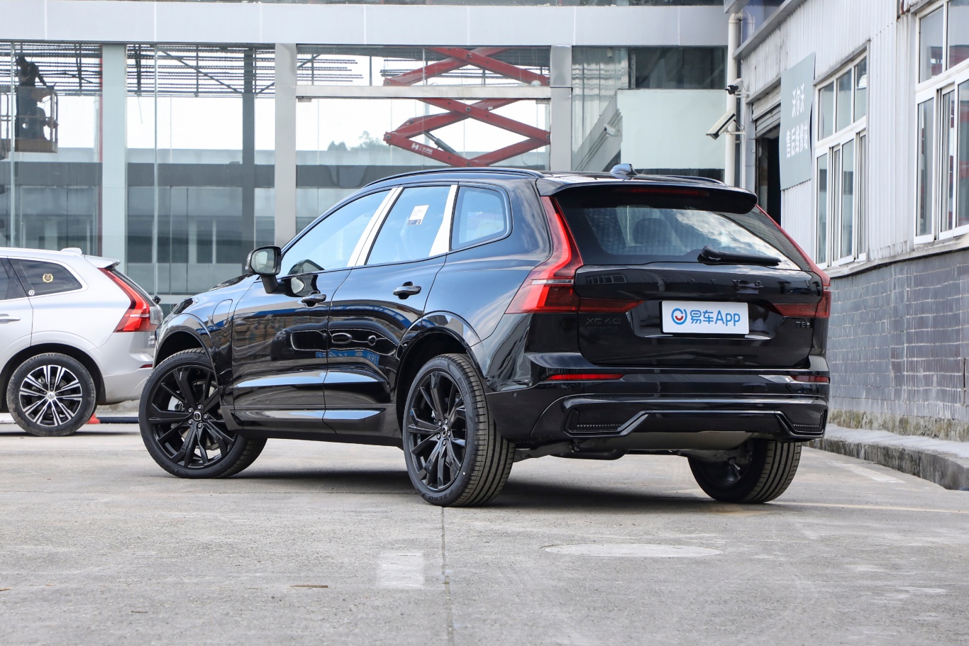 【沃尔沃XC60 插电混动2.0T 64km 长续航智远极夜黑版侧后45度车头向左水平图片-汽车图片大全】-易车