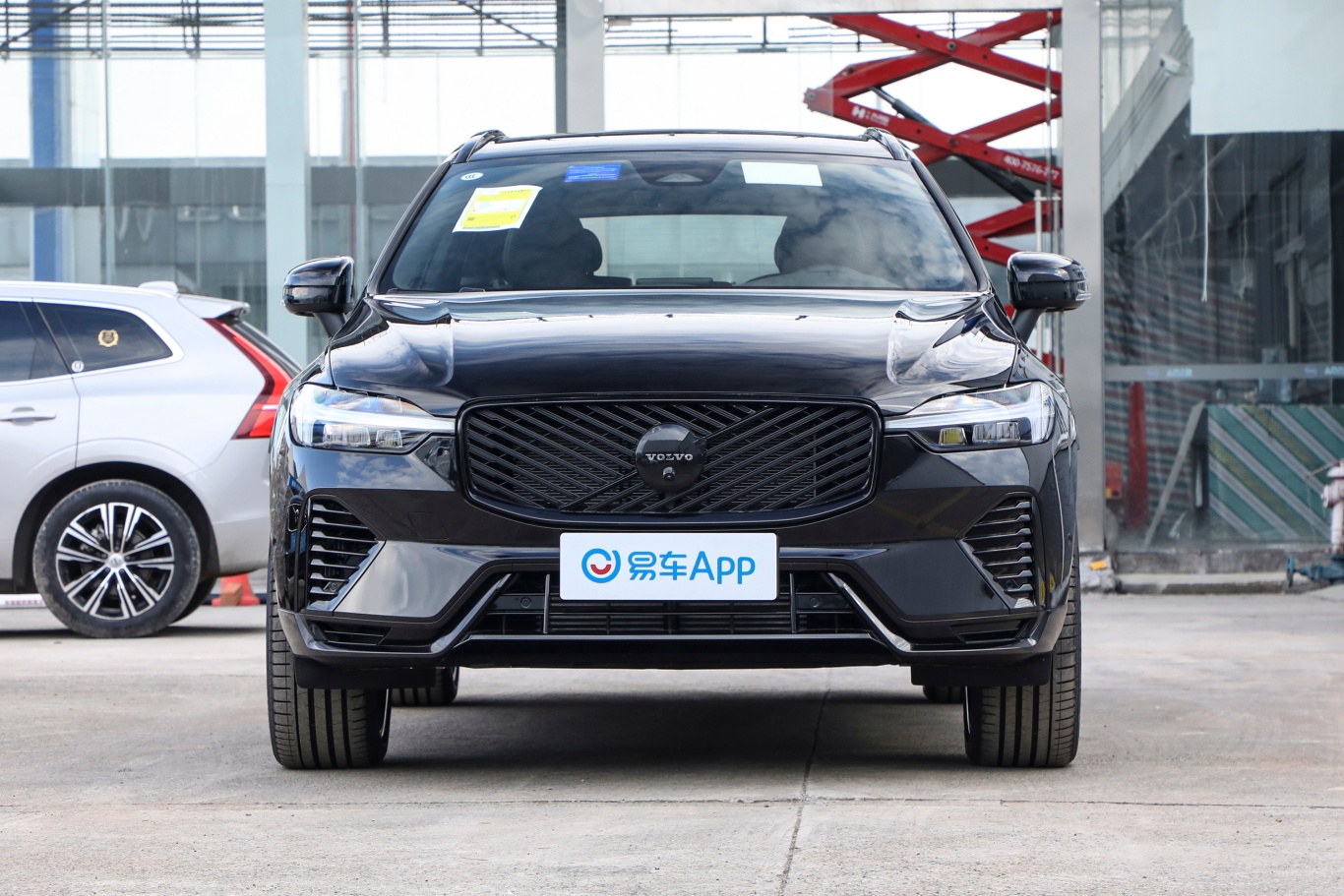 【沃尔沃XC60 插电混动2.0T 64km 长续航智远极夜黑版正前水平图片-汽车图片大全】-易车