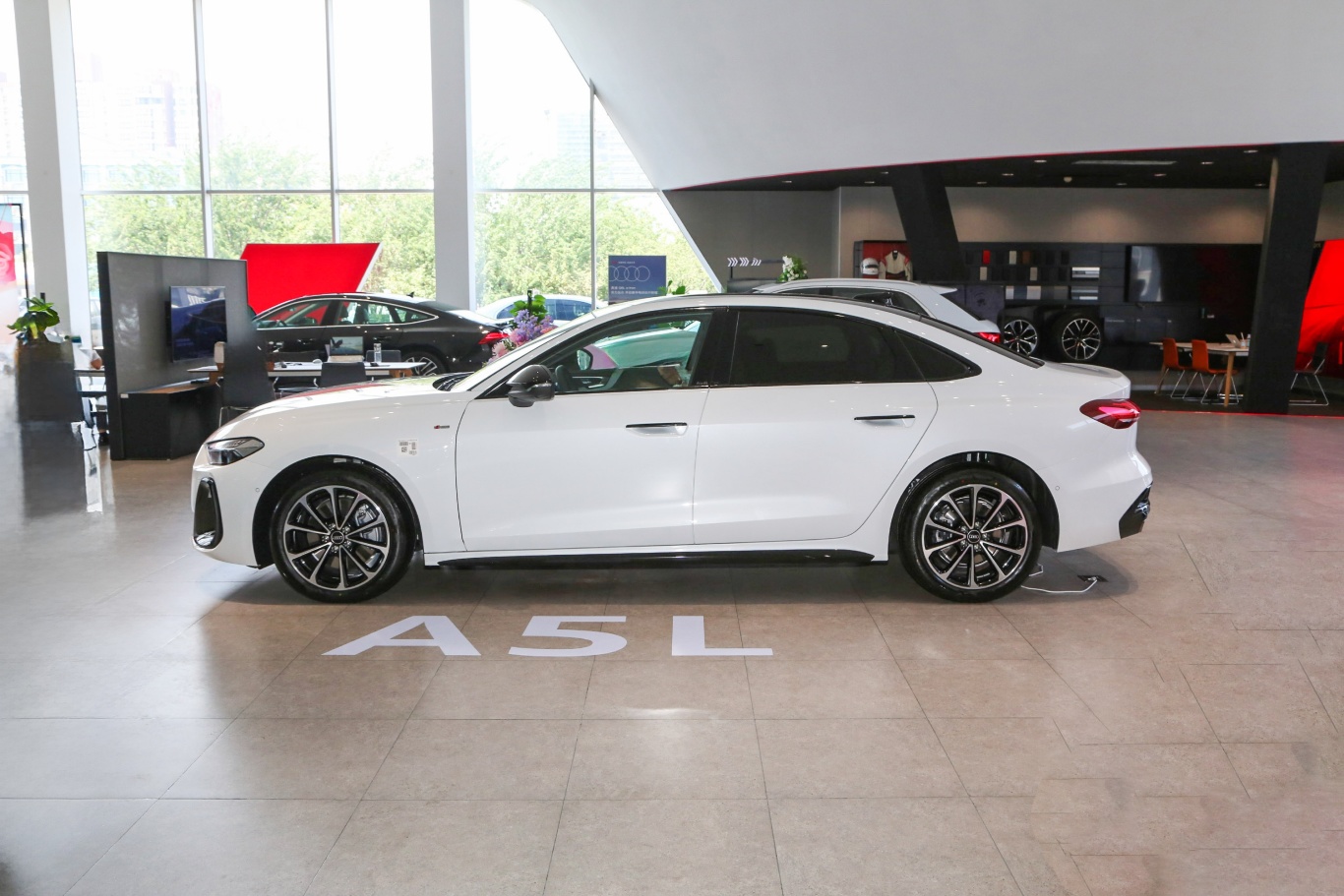 【奥迪A5L2.0T 运动版 Plus正侧车头向左水平图片-汽车图片大全】-易车