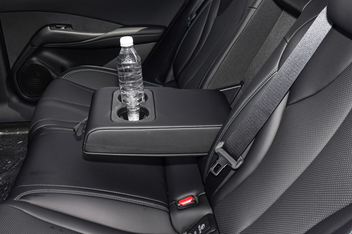 【海豹06EV 545km 旗舰型后排(第二排)杯架图片-汽车图片大全】-易车