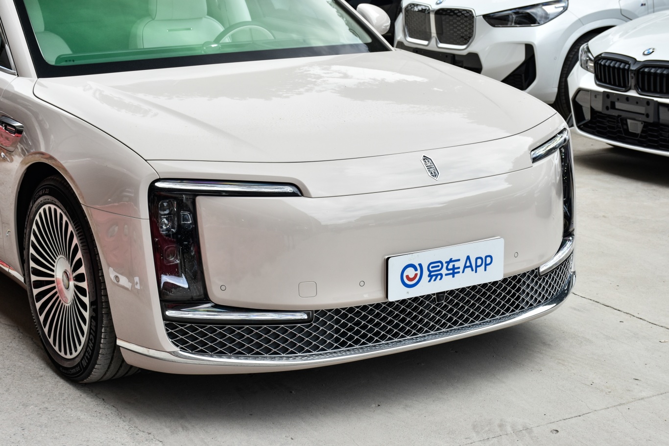 【尊界S800纯电版 670km 星辉尊享版 5座前格栅侧俯拍图片-汽车图片大全】-易车