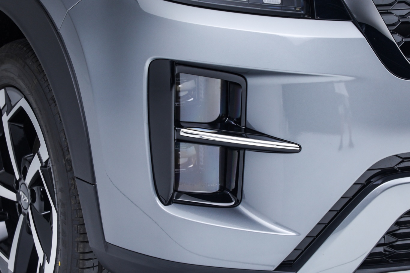 【瑞虎7高能版 1.5T 双离合两驱劲大灯侧45度俯拍图片-汽车图片大全】-易车