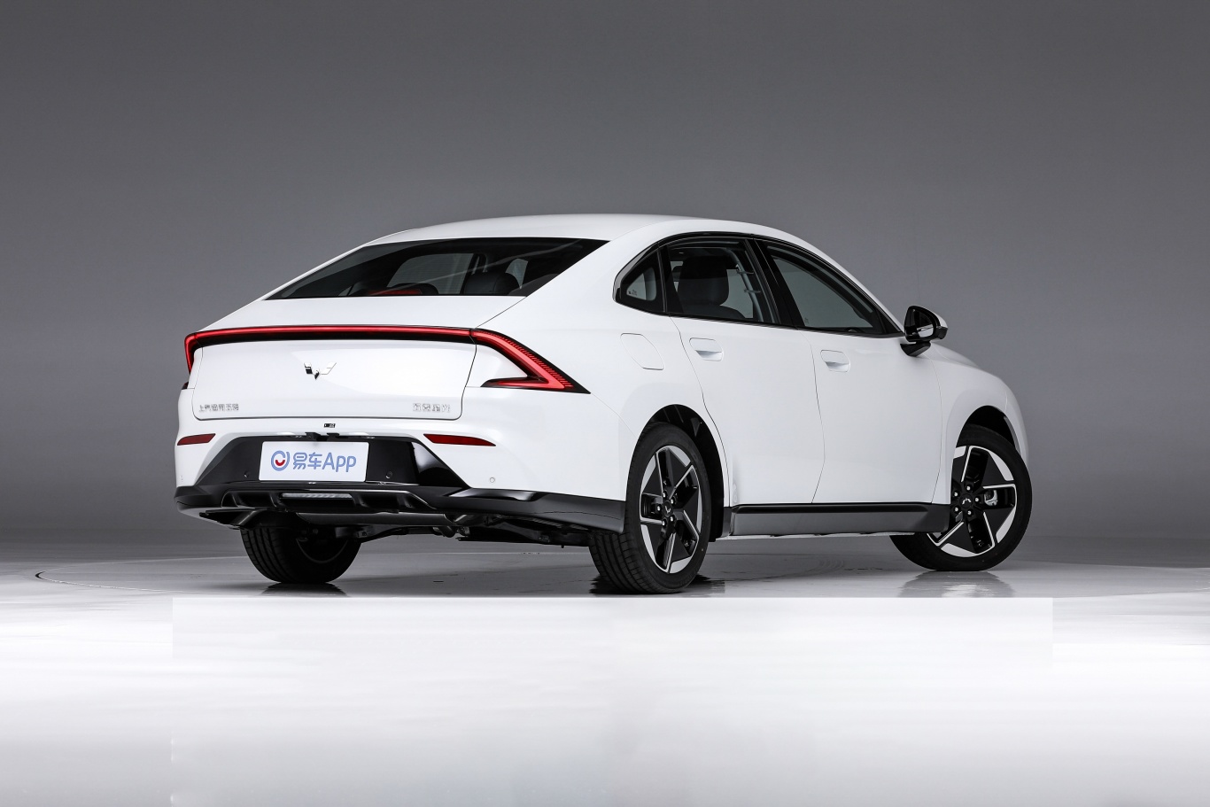 【五菱星光插电混动 1.5L 150km 智能领航型侧后45度车头向右水平图片-汽车图片大全】-易车