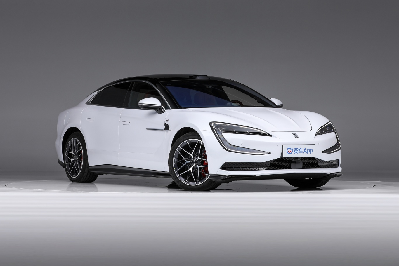 【仰望U7纯电版 720km 旗舰版 4座侧后45度车头向右水平图片-汽车图片大全】-易车
