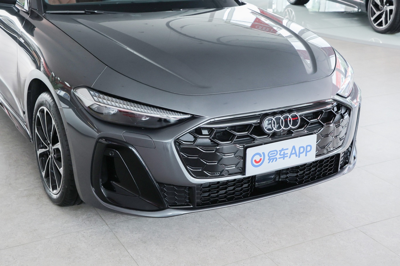 【奥迪A5L2.0T 运动版 Plus前格栅侧俯拍图片-汽车图片大全】-易车