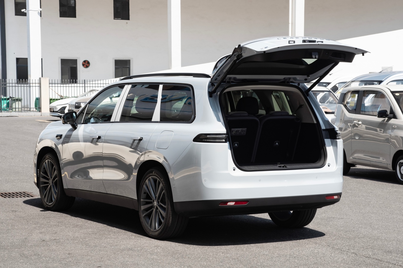 【零跑C16纯电版 630km 激光雷达版 6座后备厢开启45度侧拍图片-汽车图片大全】-易车