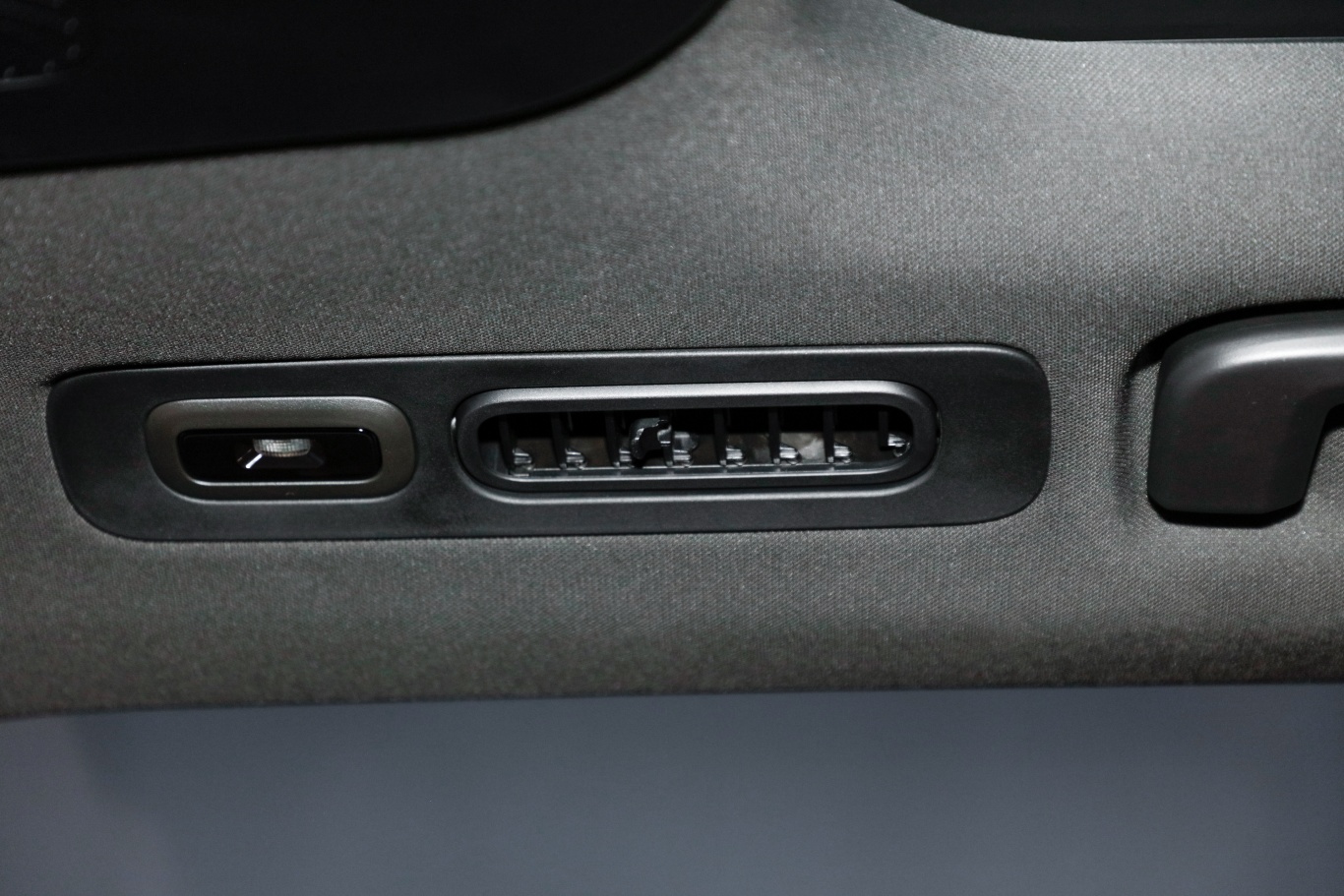 【银河M91.5T 245km 四驱高配版后排(第二排)出风口图片-汽车图片大全】-易车