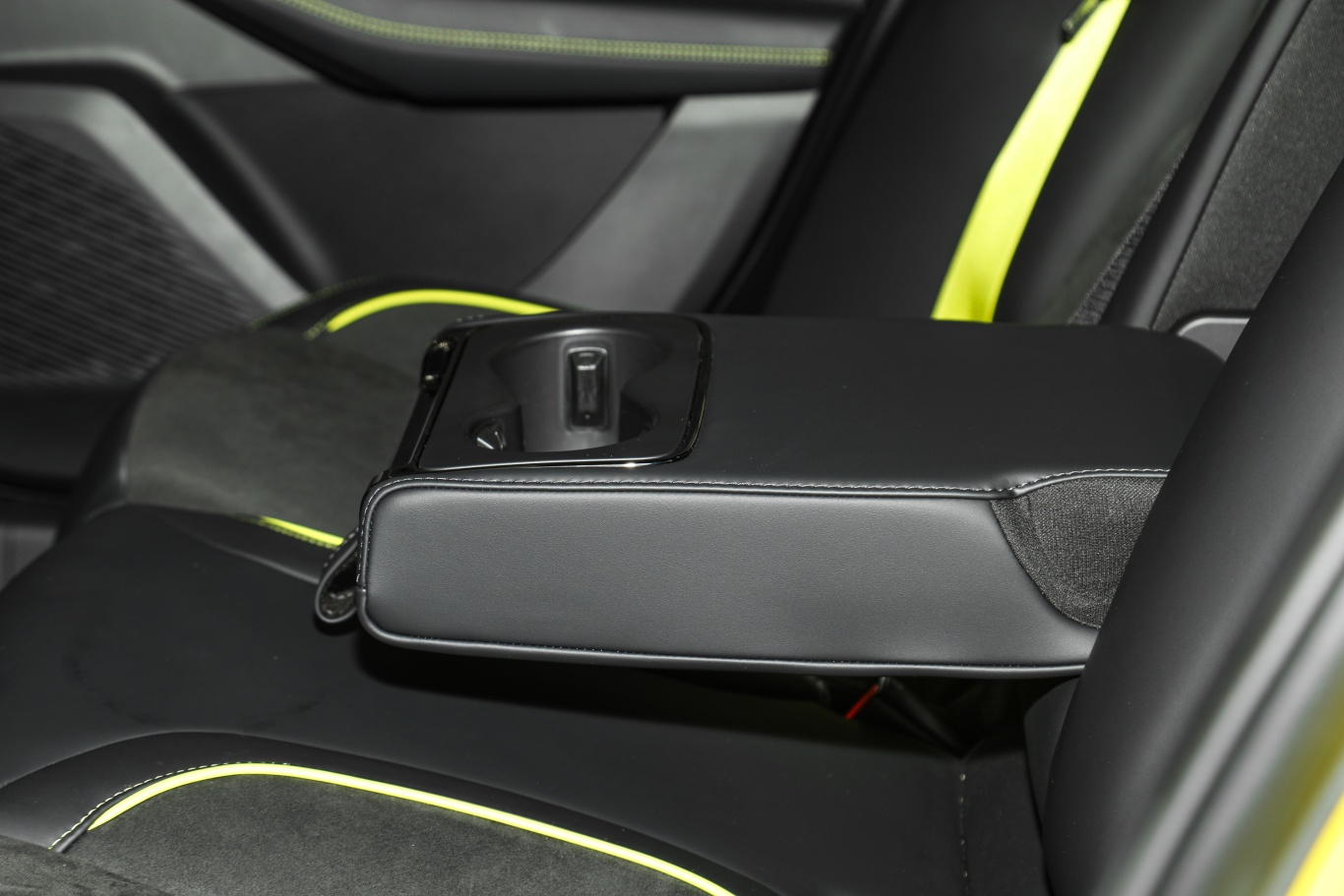 【领克0303+ 2.0T 自动四驱性能进阶版 5座后排(第二排)中央扶手图片-汽车图片大全】-易车