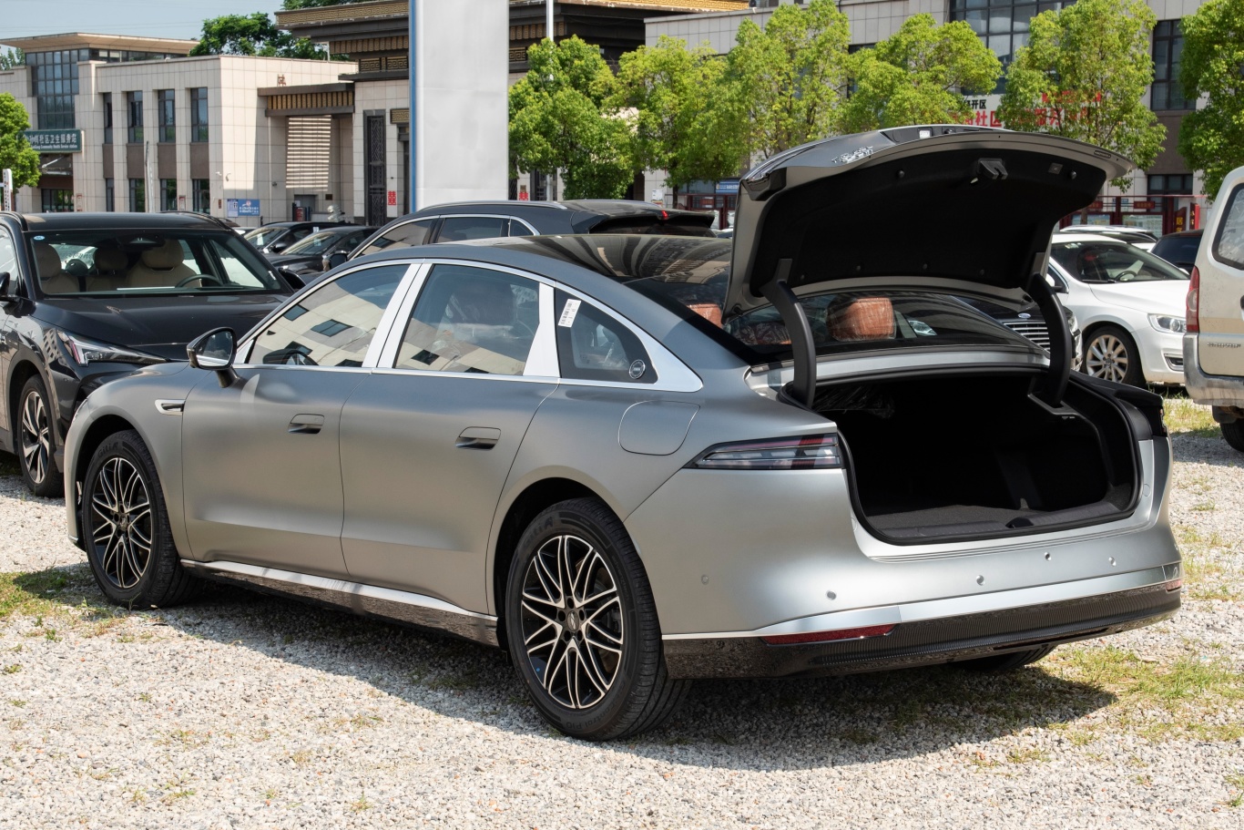 【风云A9L1.5T 前驱260超长续航尊贵版后备厢开启45度侧拍图片-汽车图片大全】-易车