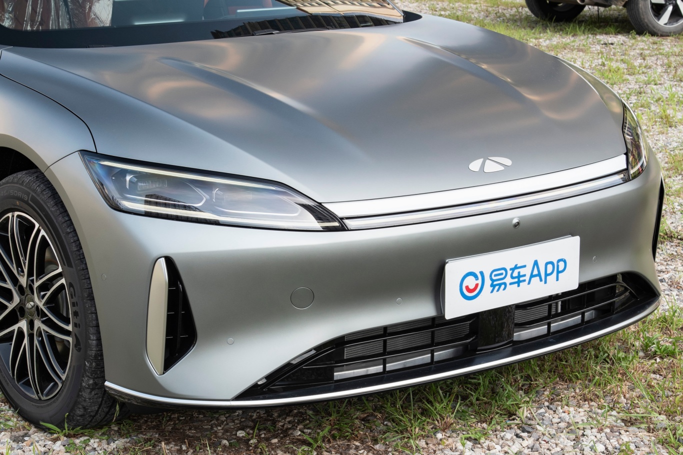 【风云A9L1.5T 前驱260超长续航尊贵版前格栅侧俯拍图片-汽车图片大全】-易车