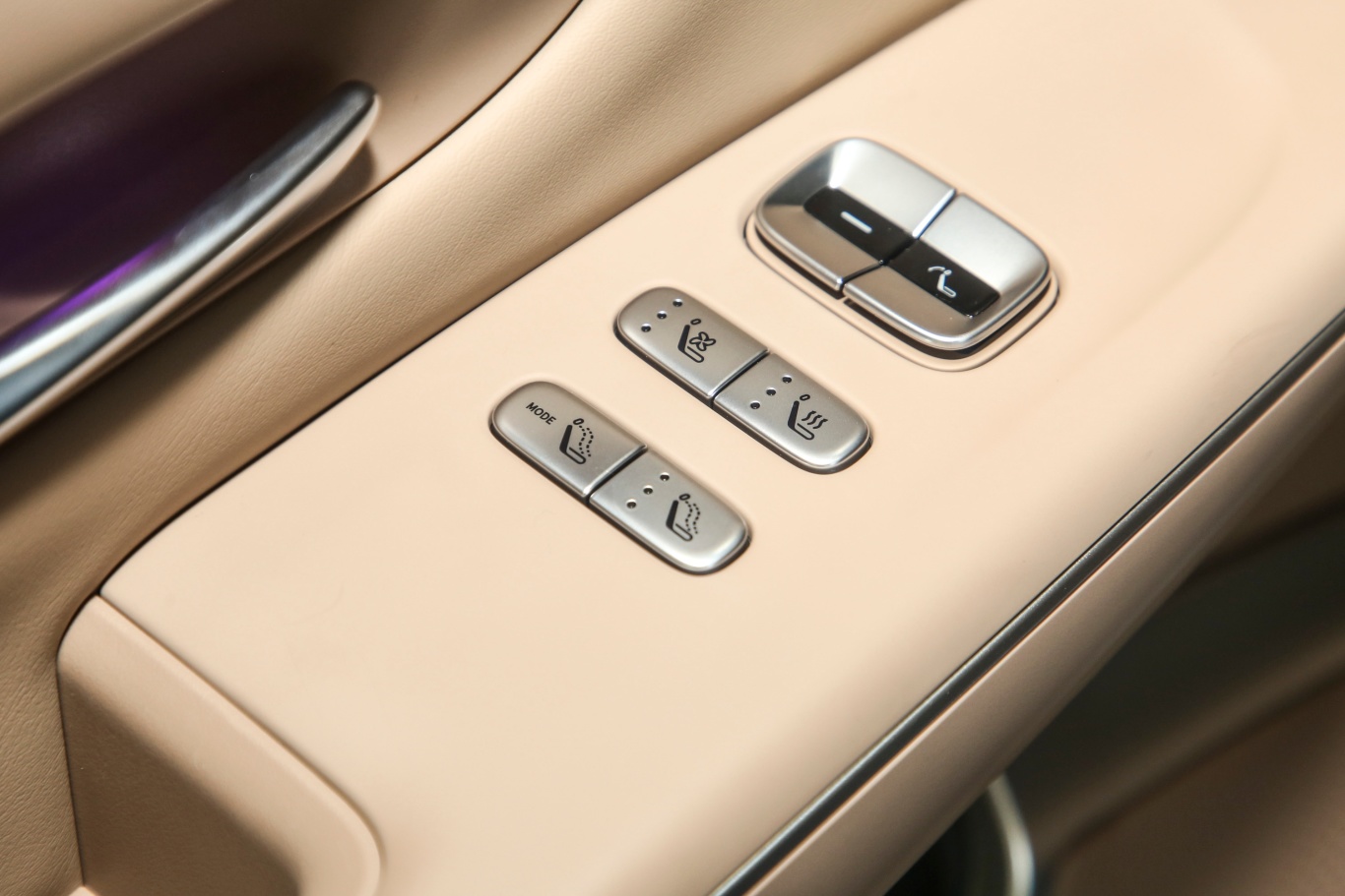 【小鹏G9725 后驱超长续航Max后排功能图片-汽车图片大全】-易车