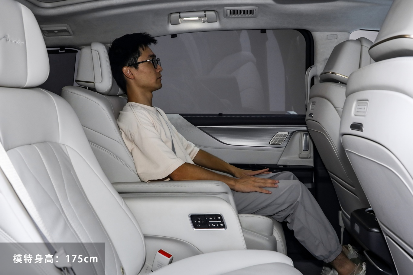 【别克GL8 插电混动陆尊 1.5T 202km 奢享版 7座后排空间体验图片-汽车图片大全】-易车