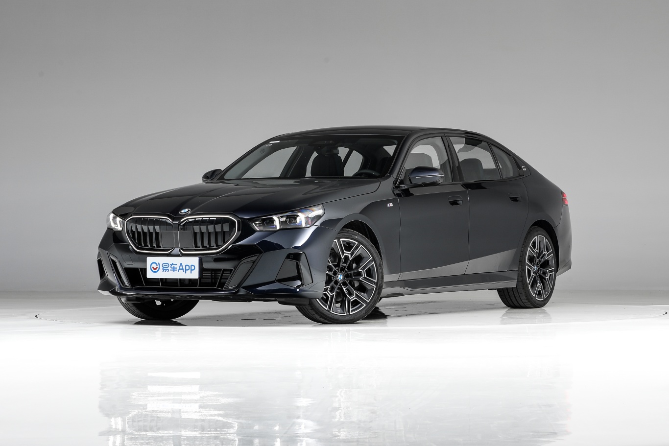 【宝马5系530Li 尊享型 M运动套装侧前45度车头向左水平图片-汽车图片大全】-易车