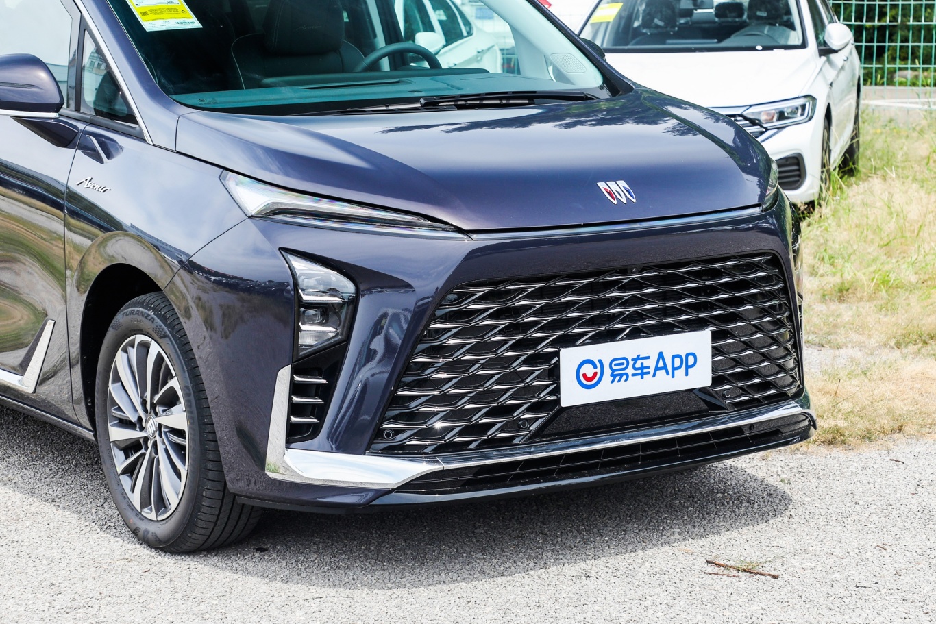 【别克GL8 插电混动陆尊 1.5T 202km 智享版 7座前格栅侧俯拍图片-汽车图片大全】-易车