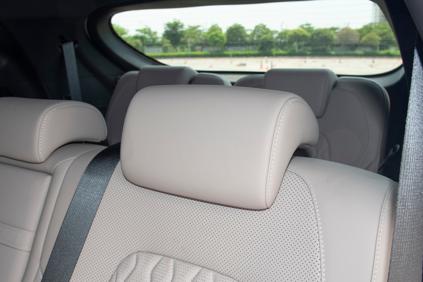 【唐DM-i 智驾版 1.5T 175km 尊荣型后排空间图片-汽车图片大全】-易车