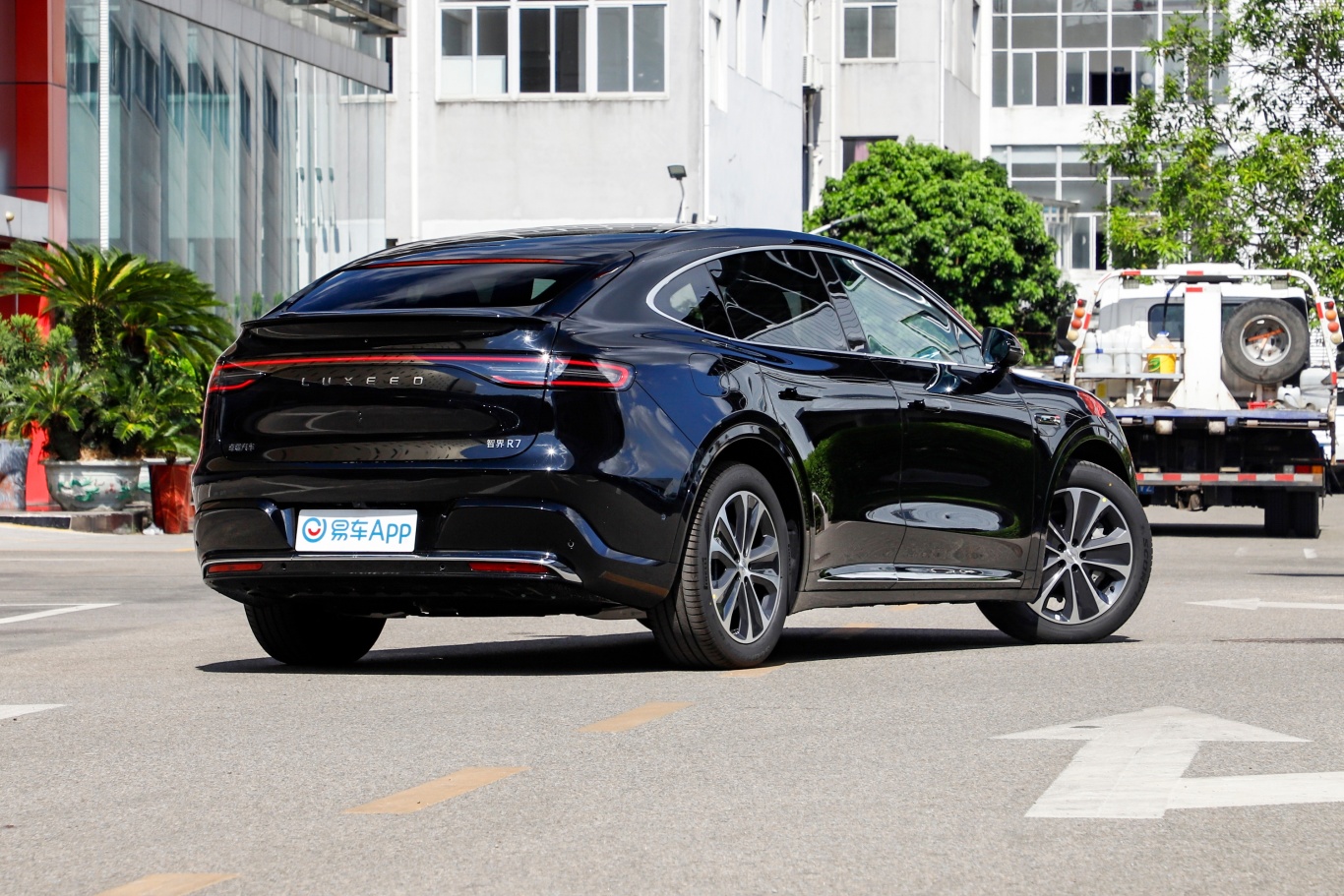 【智界R7增程版 360km 后驱Max+侧后45度车头向右水平图片-汽车图片大全】-易车