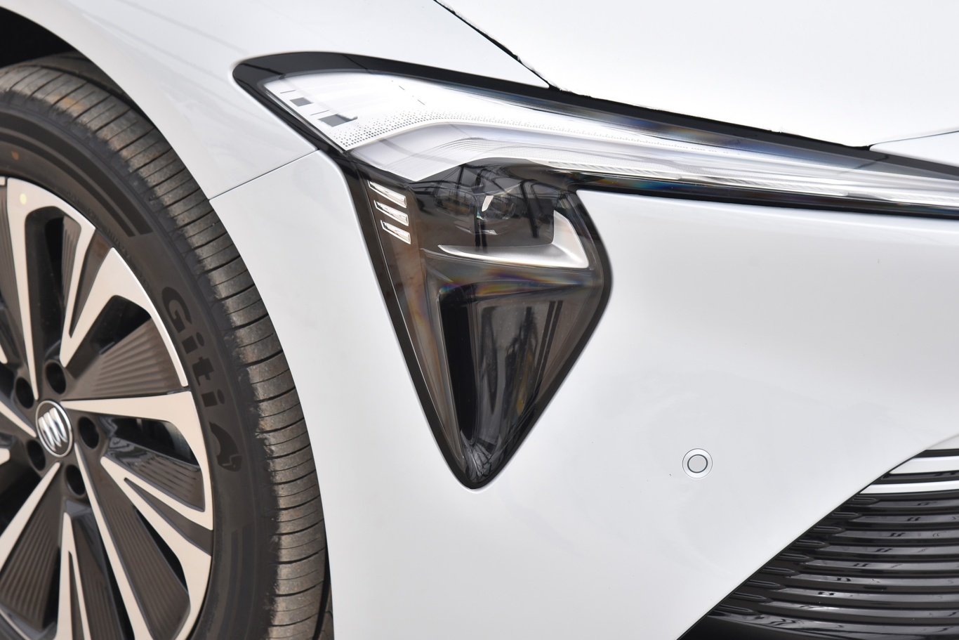 【别克至境L7302km 奢享版大灯侧45度俯拍图片-汽车图片大全】-易车