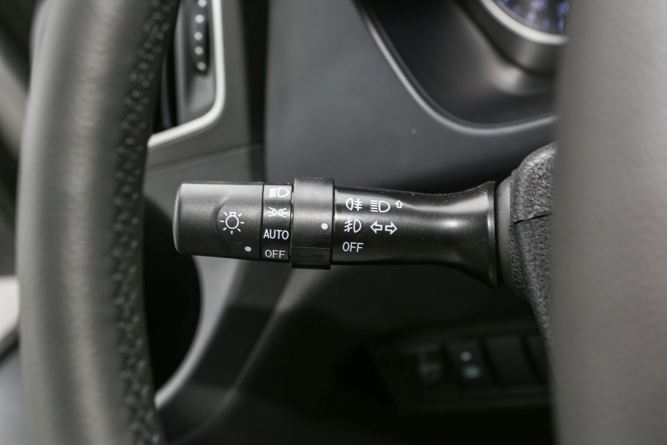 【图雅诺X7多功能车 2.0T 自动长轴中顶后单胎都市版 5-9座 柴油灯光控制区图片-汽车图片大全】-易车