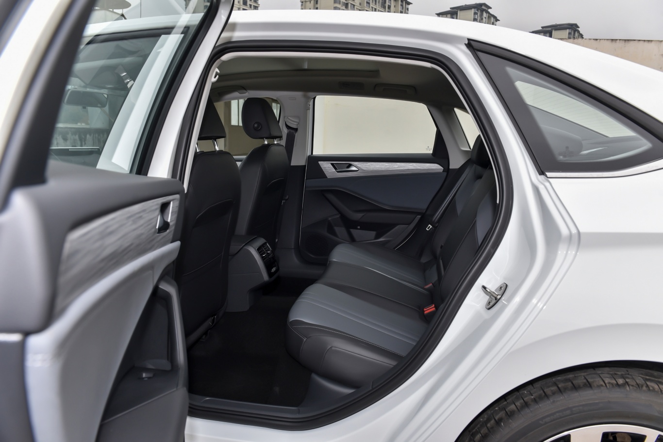 【速腾3000万辆甄选款 300TSI 双离合超越版后排空间图片-汽车图片大全】-易车