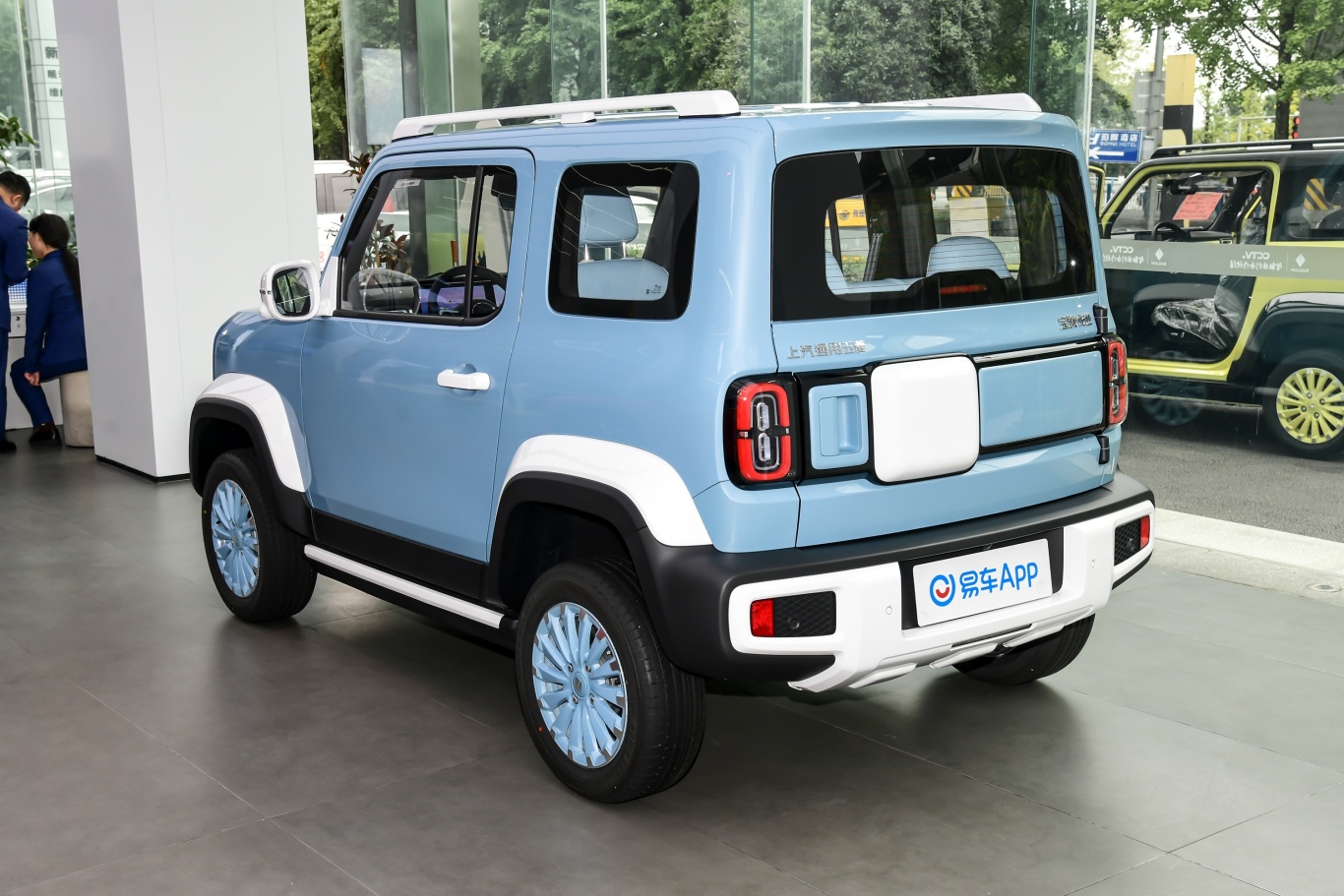 【宝骏悦也303km 两周年纪念版侧后45度车头向左水平图片-汽车图片大全】-易车